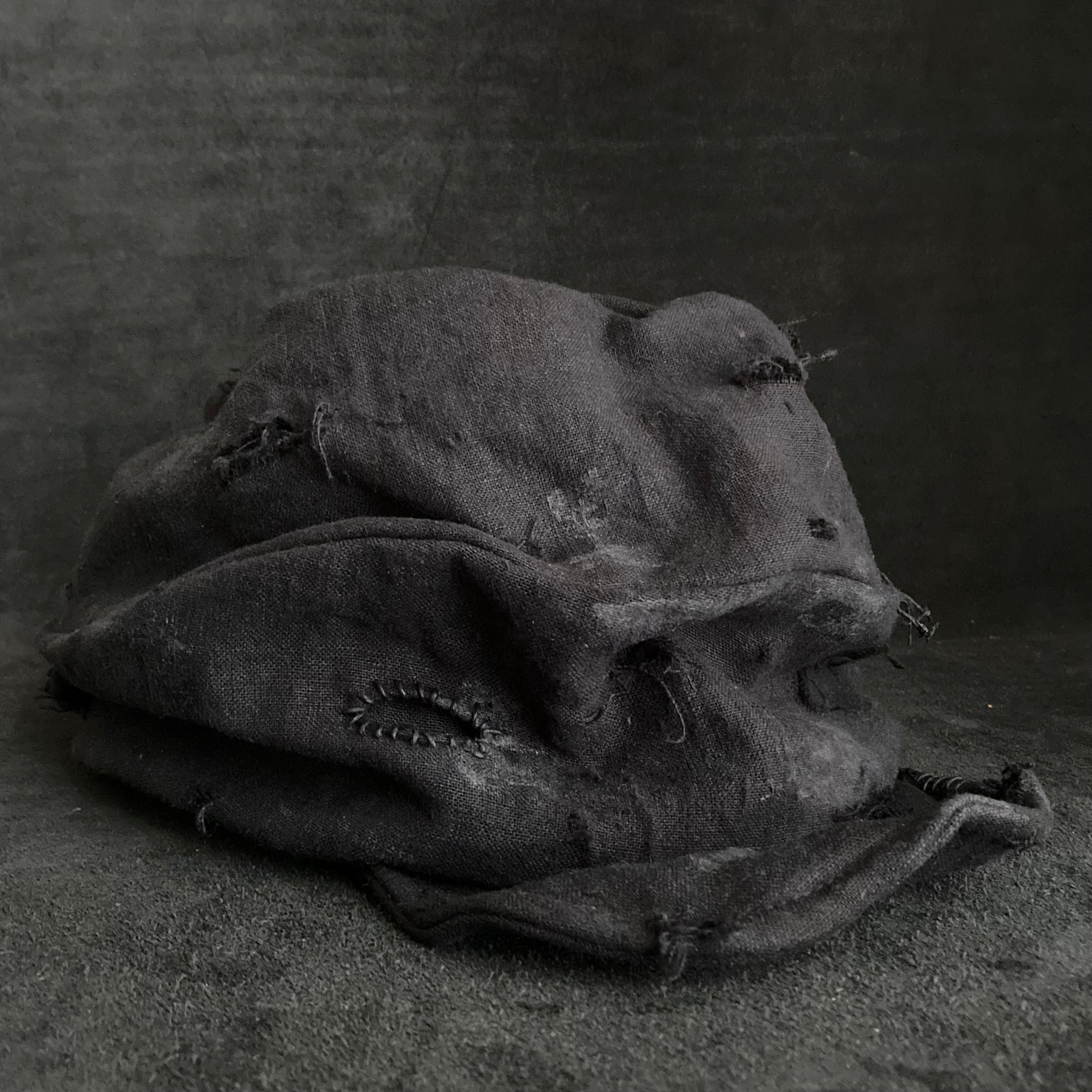 Black linen damage turn cap – triangles hat